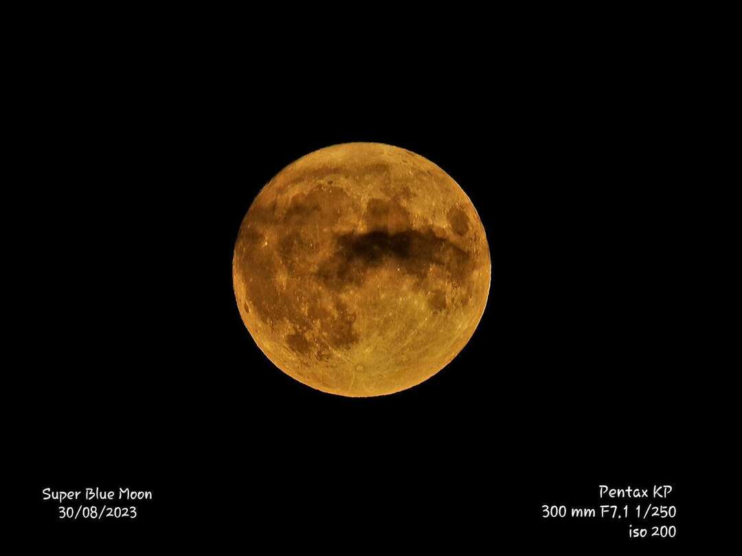 WOW – Rare Super Blue Moon captured by Jim Burchell – Crayford Manor ...